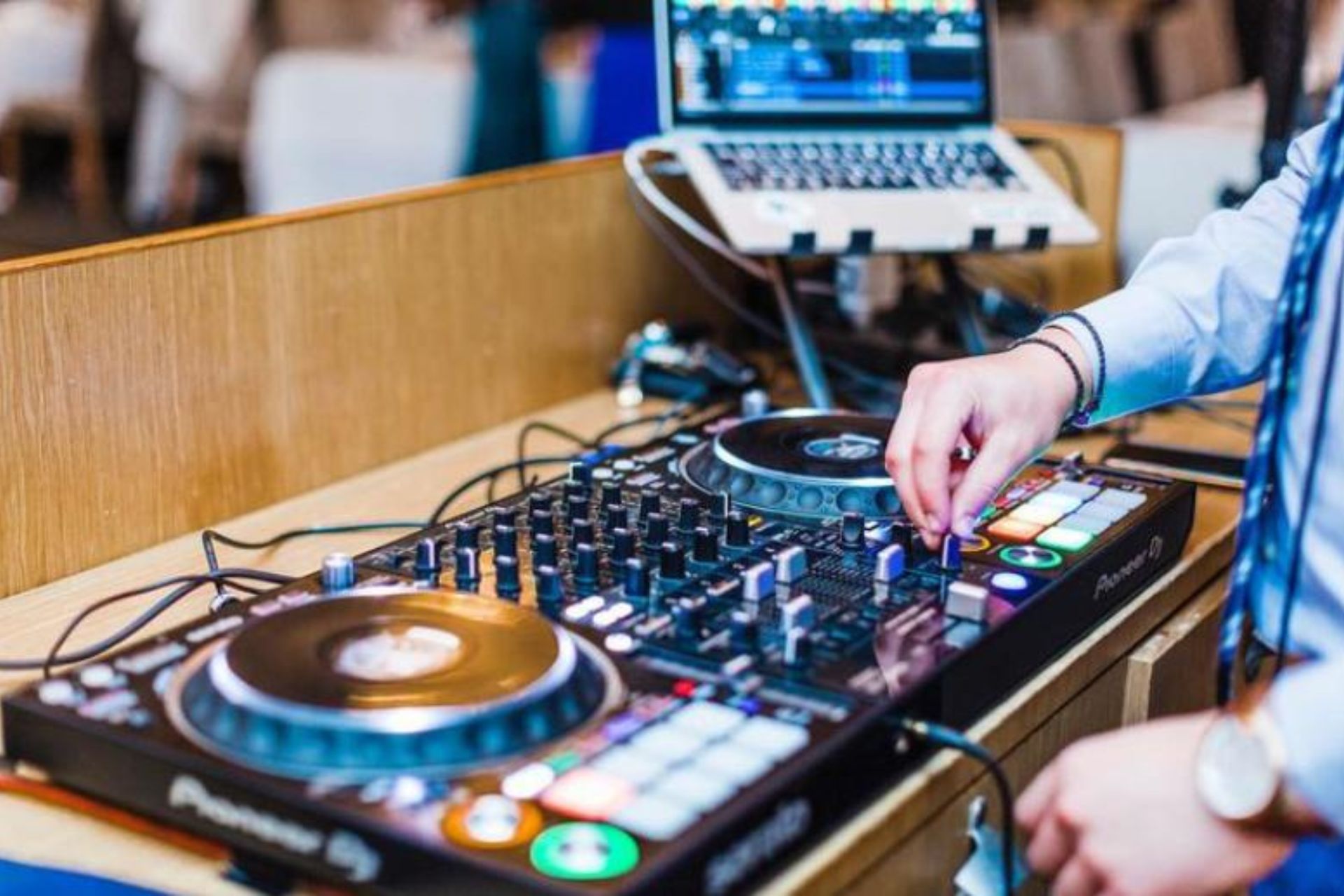 Live DJ | Darling Harbour